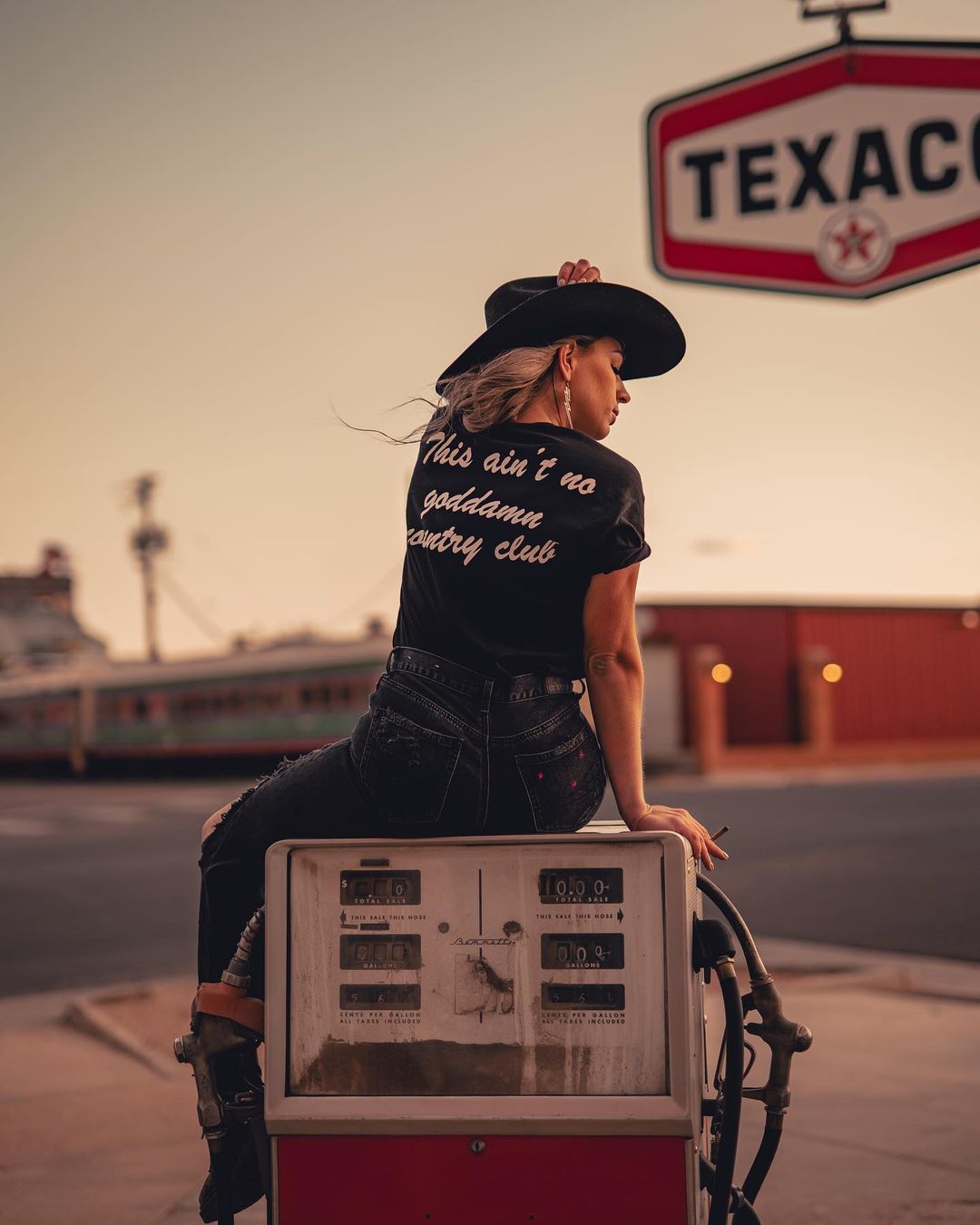 Ain't No Country Club – Feels So Good